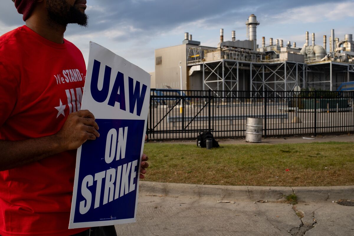 US Factory Output Falls as Auto Manufacturing Drops 10% on UAW Strike ...