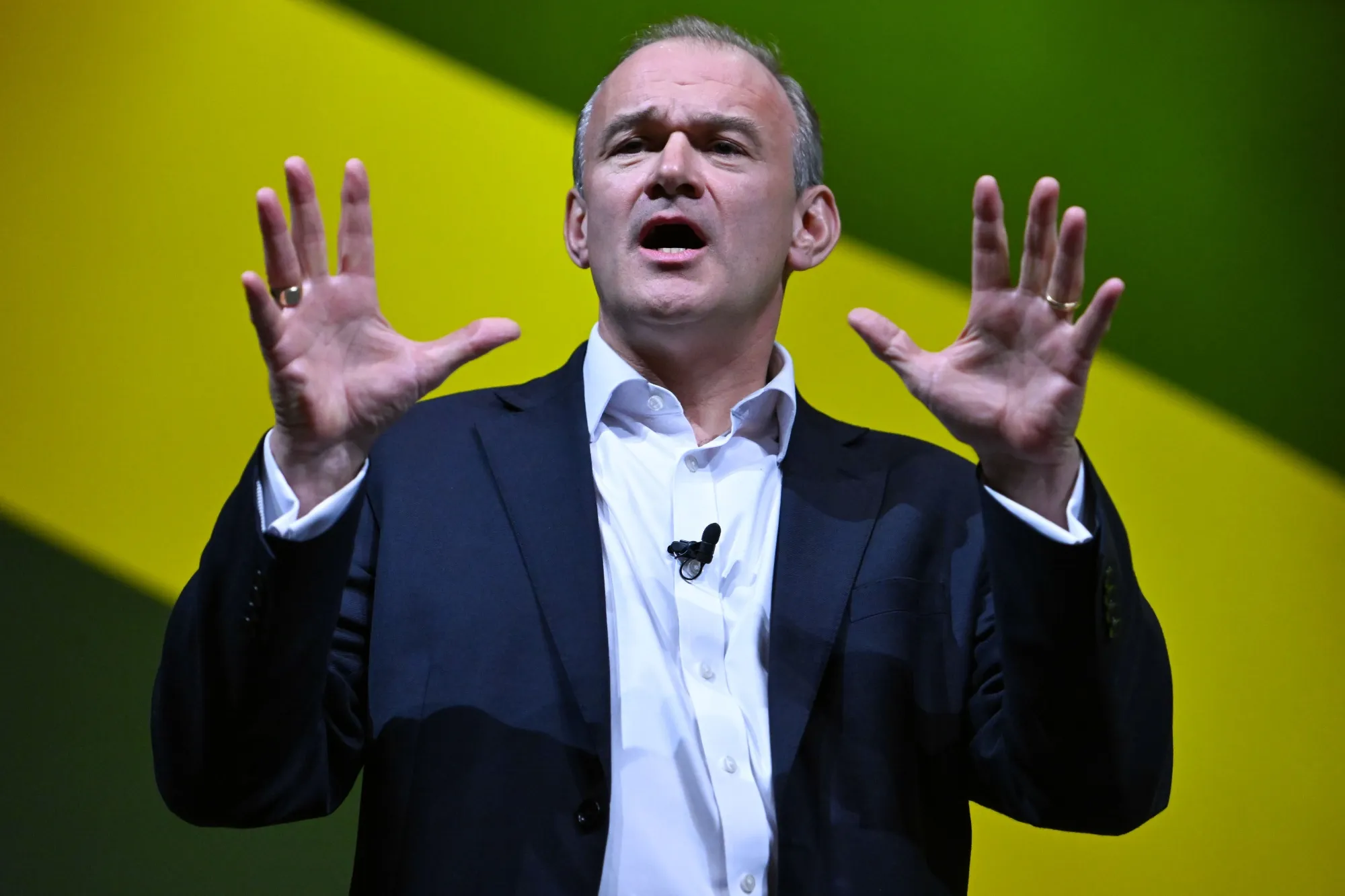 UK’s Liberal Democrats Drop Pledge to Increase Income Tax - Bloomberg