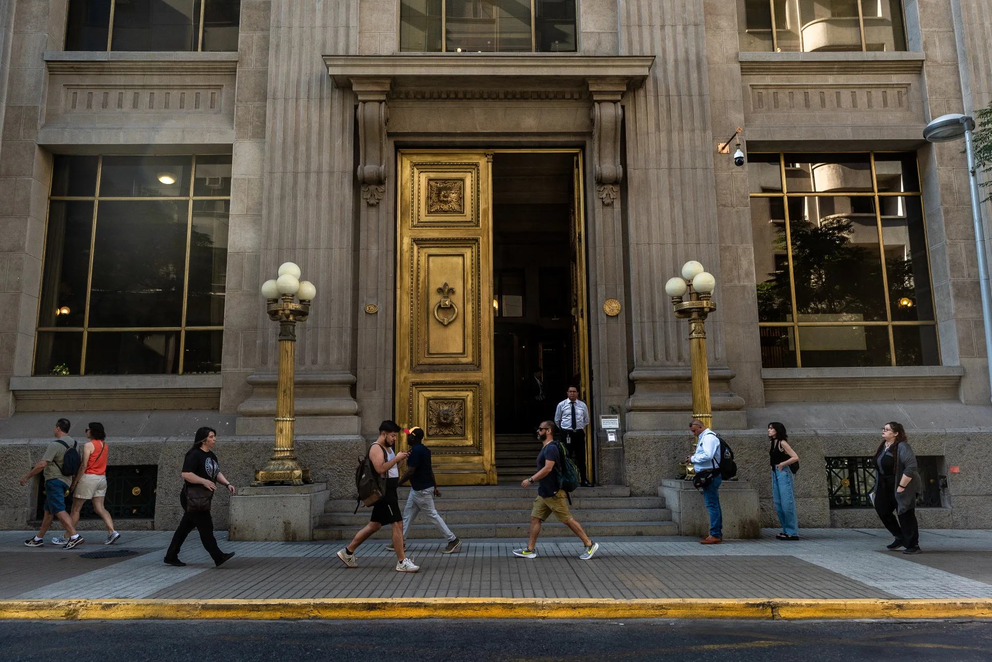 Chile to Restart Gradual Interest Rate Cuts - Bloomberg