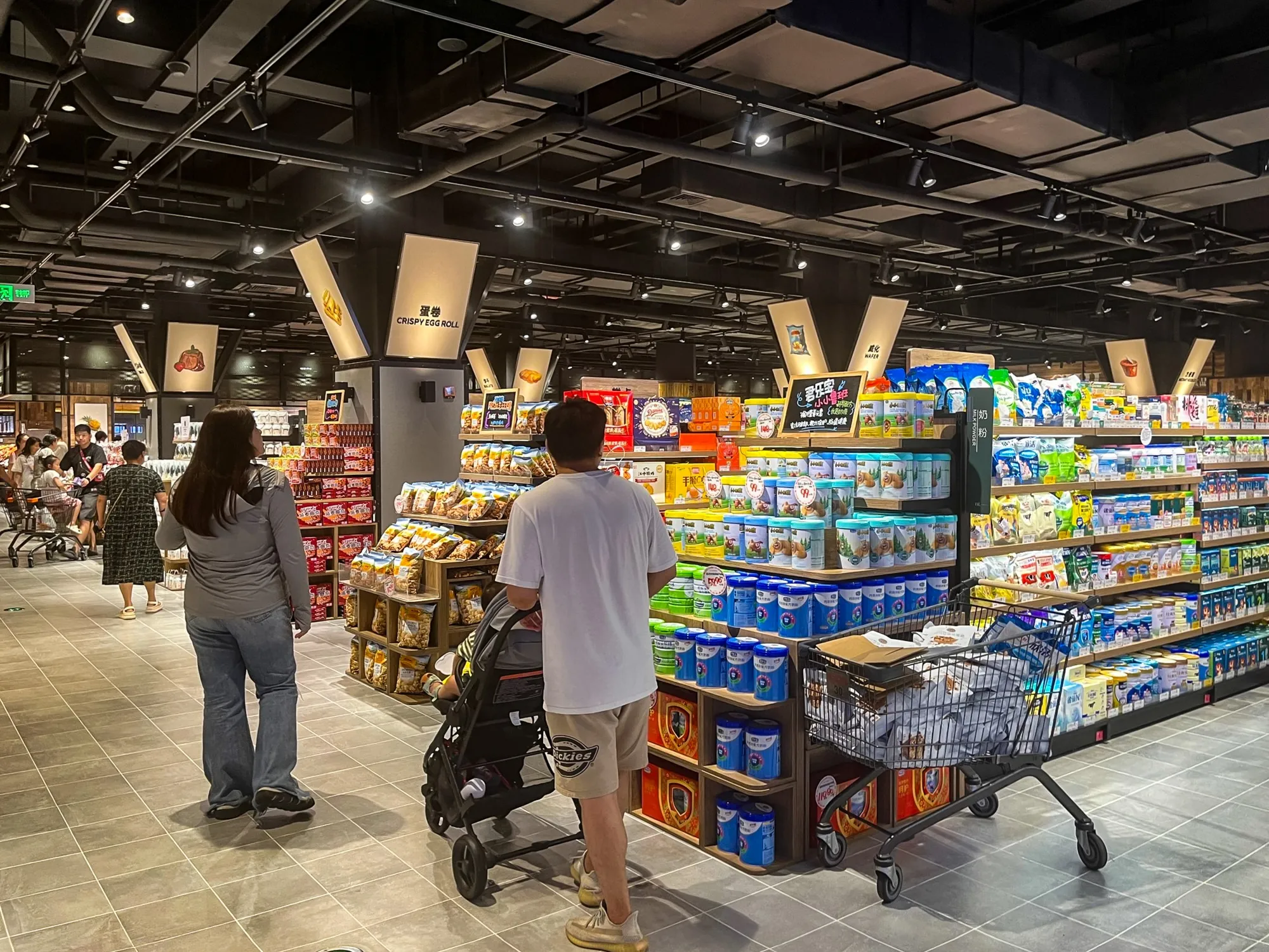 Chinese Grocer Wins Over Customers by Treating Workers Well - Bloomberg