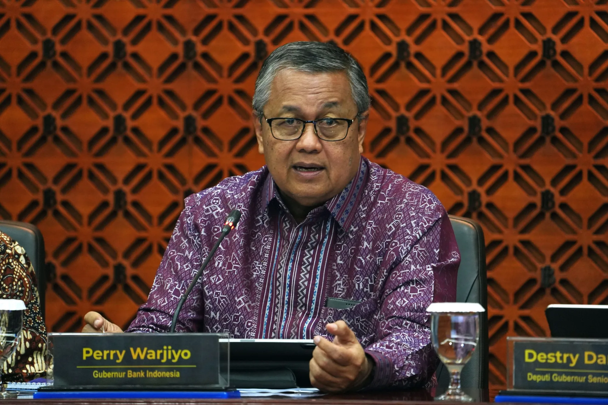 Indonesia Sees Rate Cuts in Fourth Quarter Despite Rupiah Rally - Bloomberg