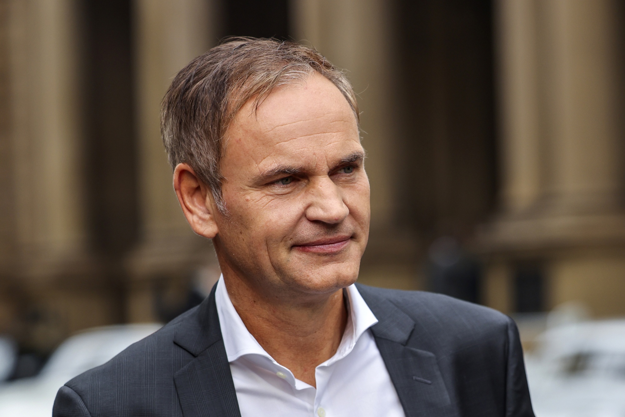 VW CEO Will Join German Chancellor on China Trip Next Month - Bloomberg