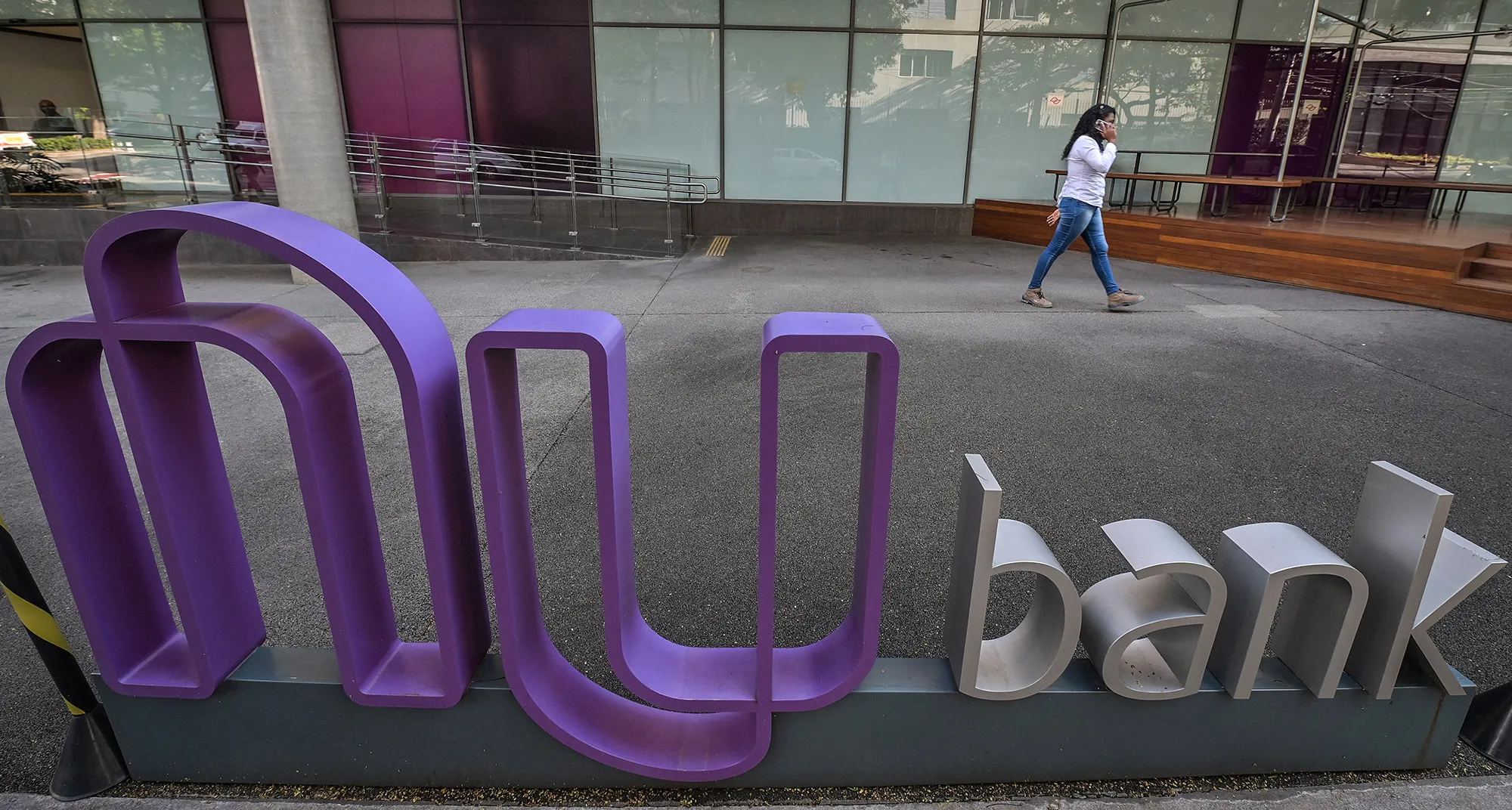 Nubank Analysts to Weigh Premium to Rivals After Blockbuster IPO ...