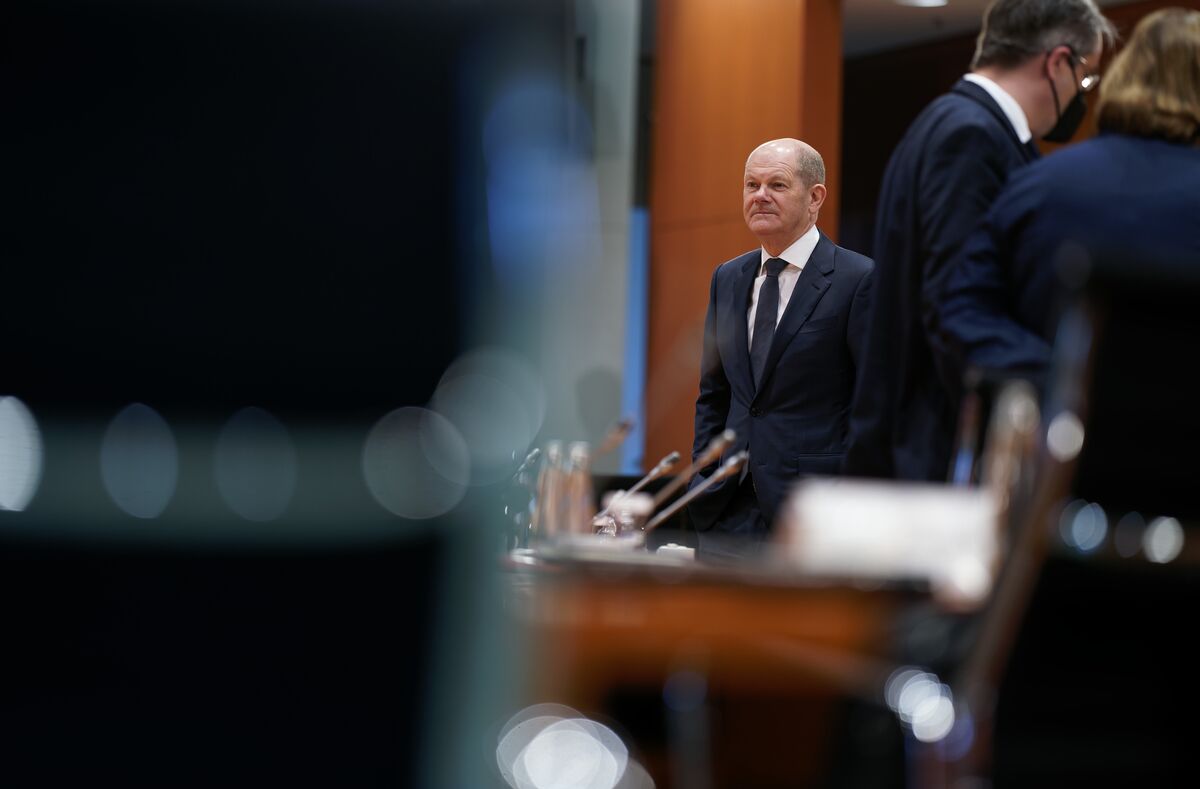 Germany Waffles as Its Chancellor Dithers on Sending Arms to Ukraine ...