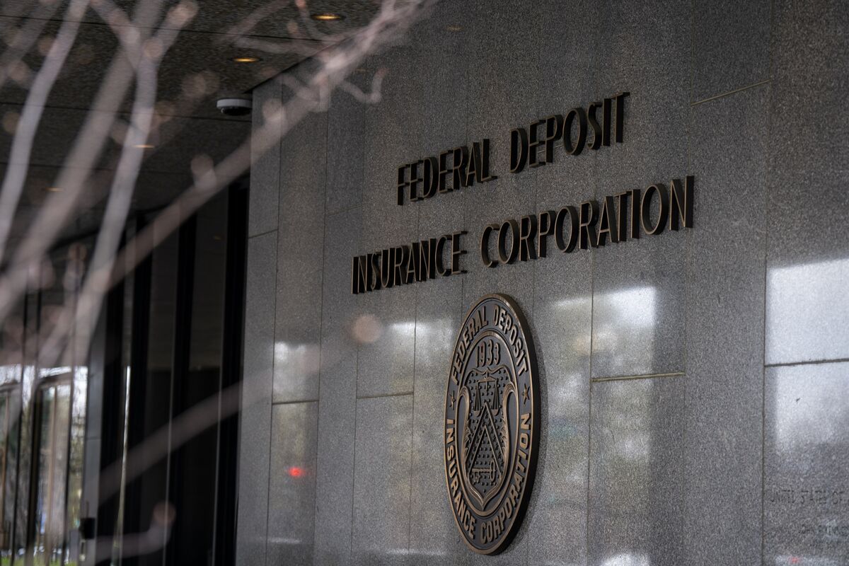 FDIC, Fed Weigh Making Banks Issue Long-Term Debt to Cover Capital ...