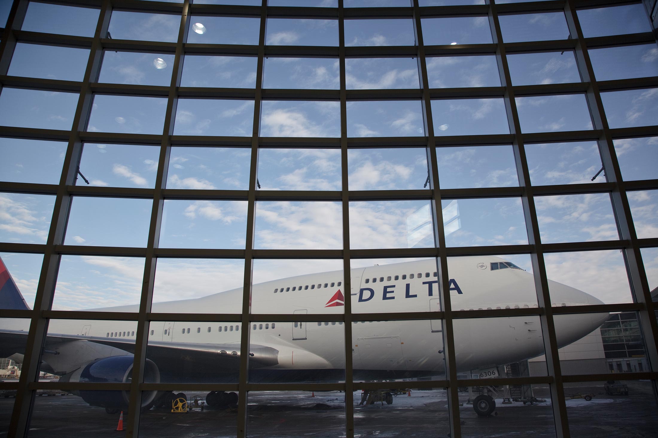 Delta Delays Drag On, Testing Passengers' Patience - Bloomberg