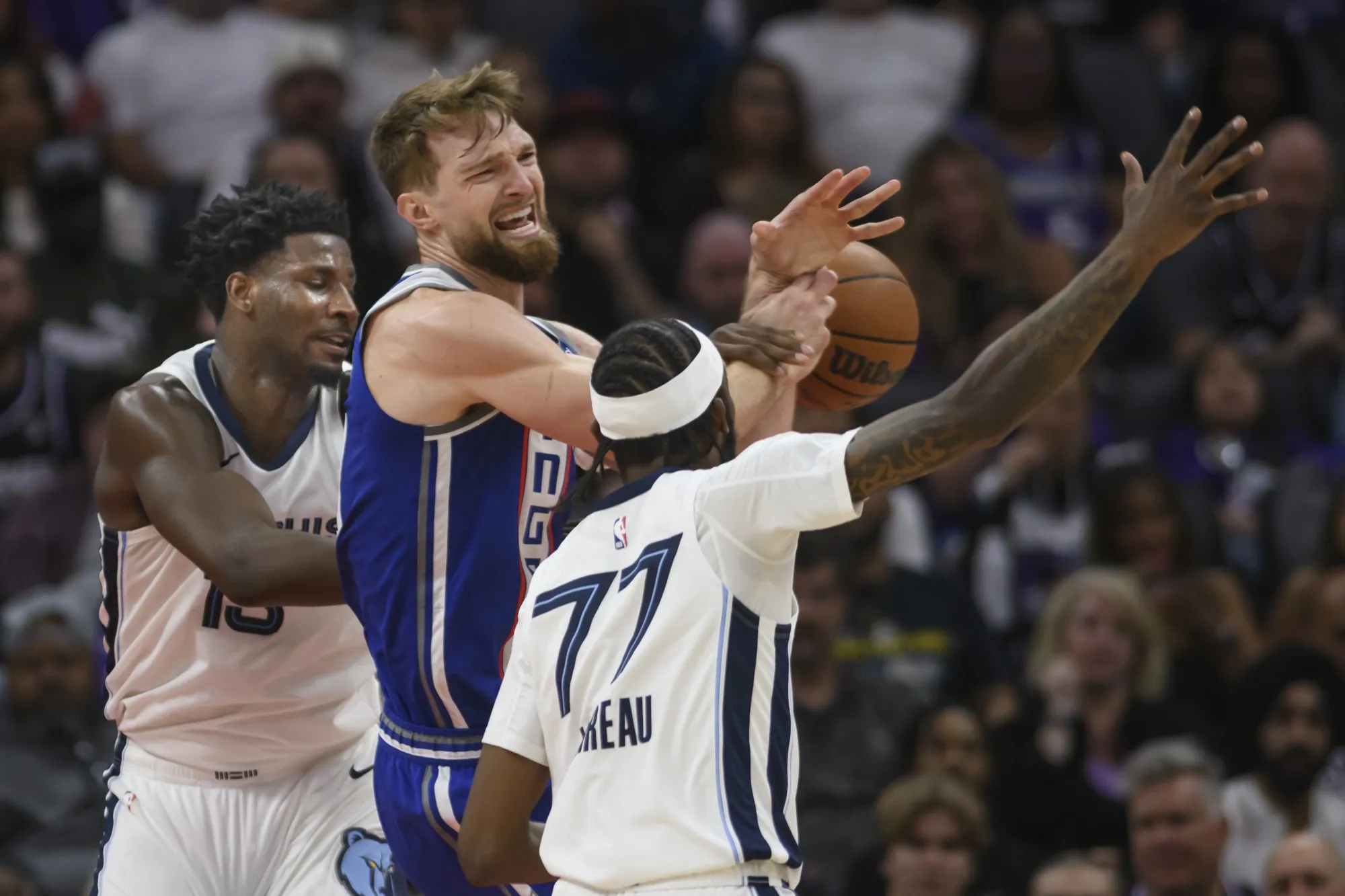 Sabonis records 50th straight double-double, Monk leads the way in OT as Kings beat Grizzlies ...