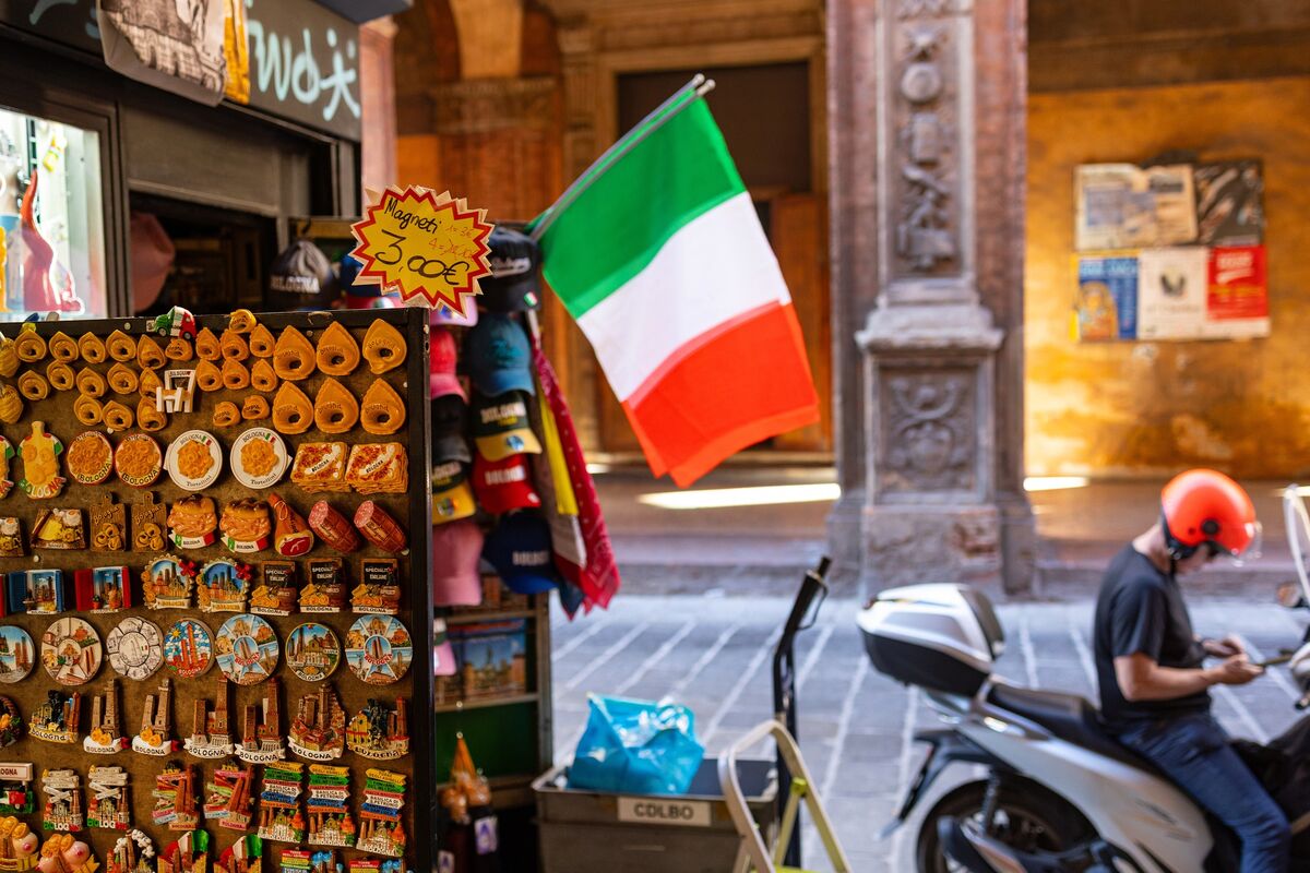 Schroders Shuns Treasuries and Bunds in Favor of Italian Debt - Bloomberg