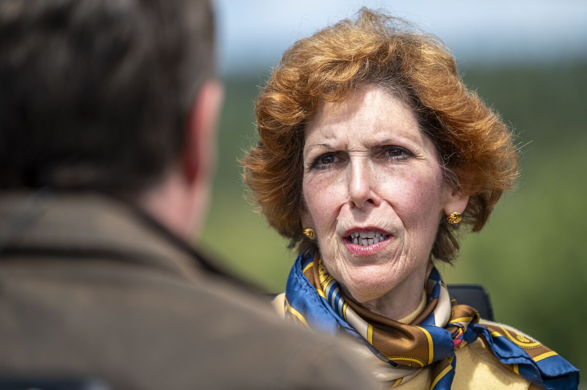 Fed's Loretta Mester Said She's Not in a Rush to Begin Cutting Interest ...