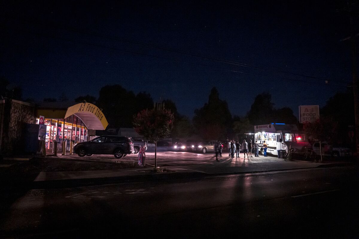 California Blackout: PG&E May Cut Power to 8 Zones This Weekend - Bloomberg