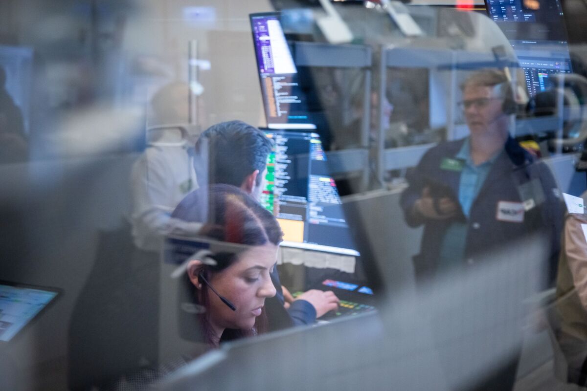 S＆P500種の「デッドクロス」形成、何を示唆するのか－QuickTake - Bloomberg