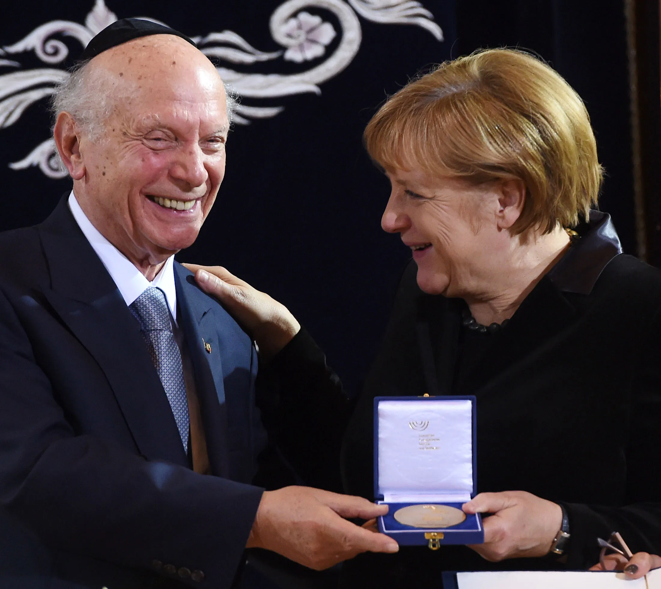 Inside Merkel's Dilemma in World of Trump - Bloomberg