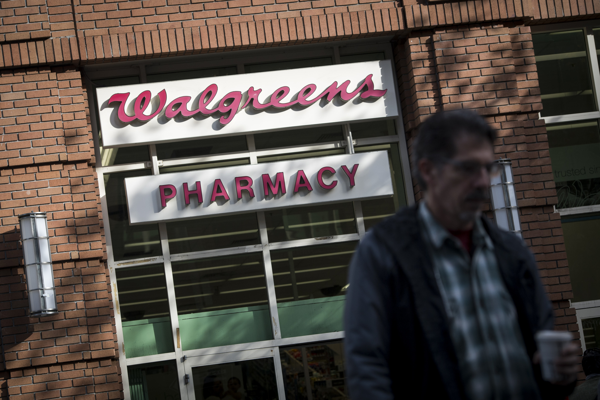 Walgreens Hunts More Cost Cuts as It Expects Growth to Flatten - Bloomberg