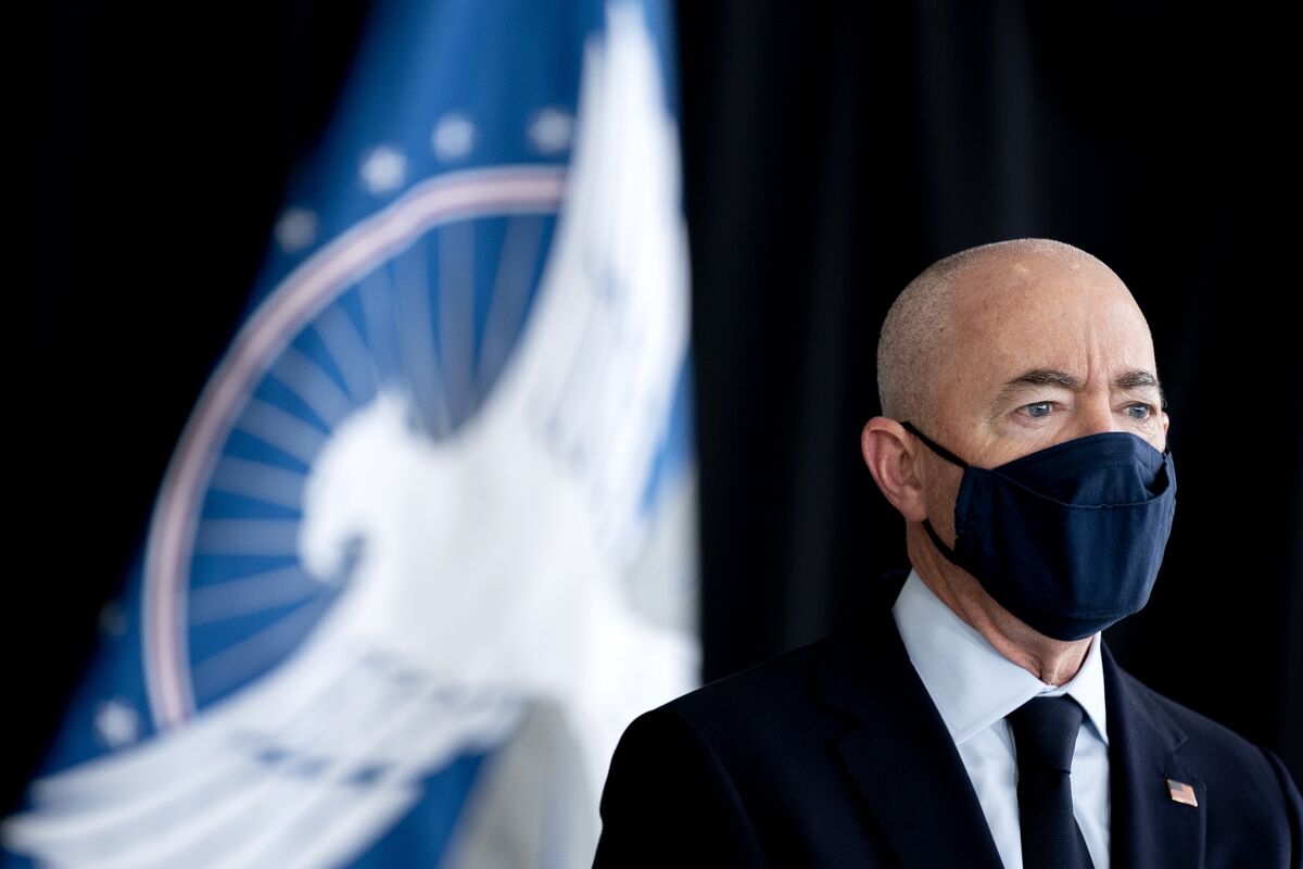 Air Passengers Warned to Wear Masks and Behave Ahead of Holiday - Bloomberg