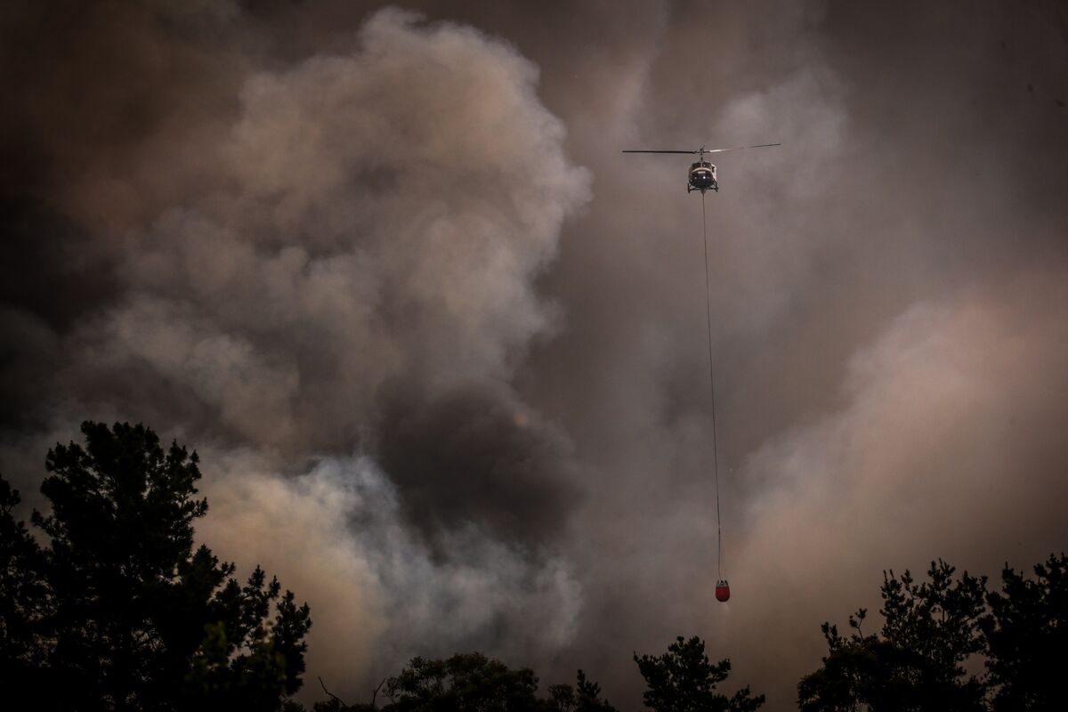 Thousands Evacuated as Wildfires Hit Southeast Australia - Bloomberg