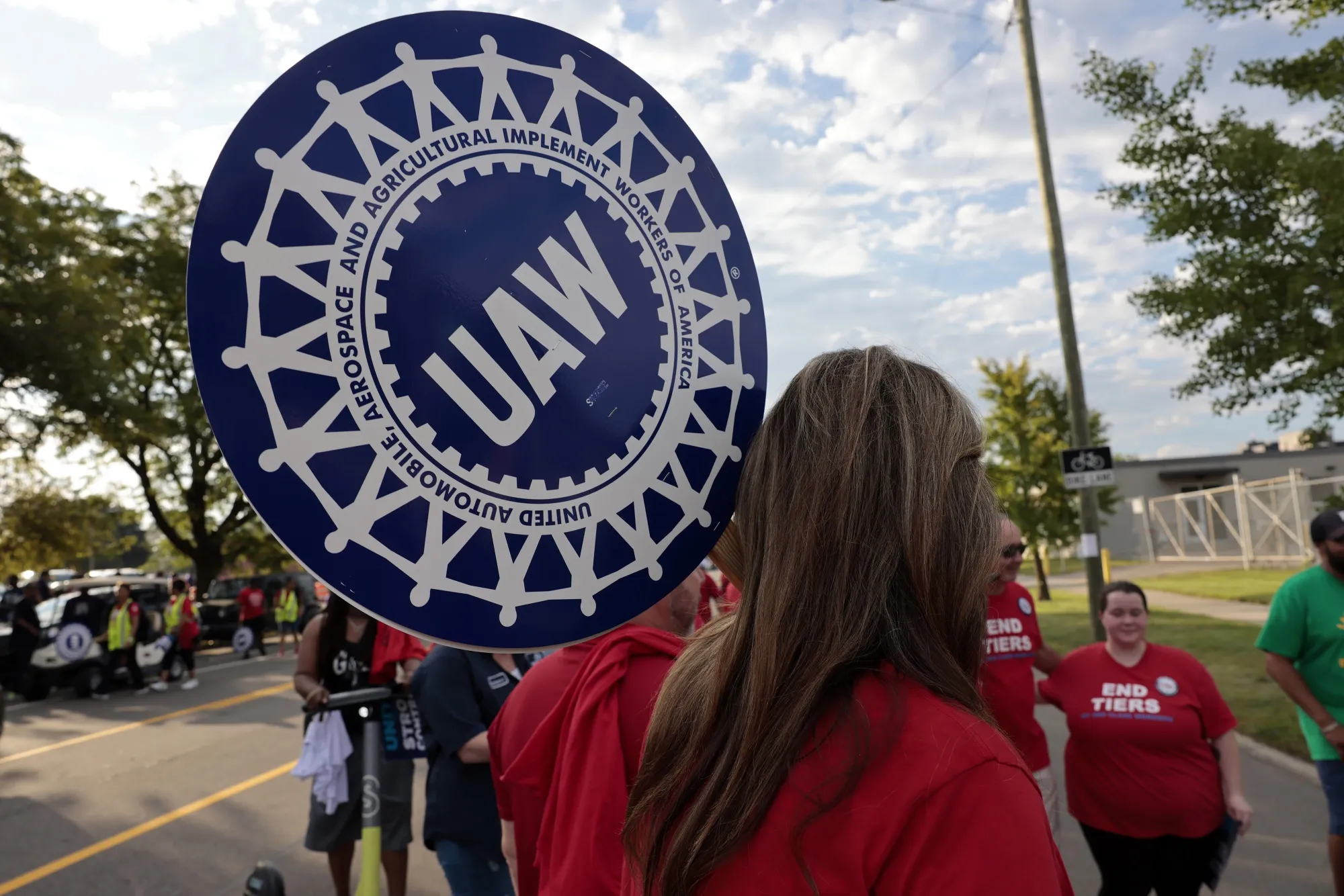 UAW Signs Up Majority of Workers at VW Plant After Detroit Wins - Bloomberg