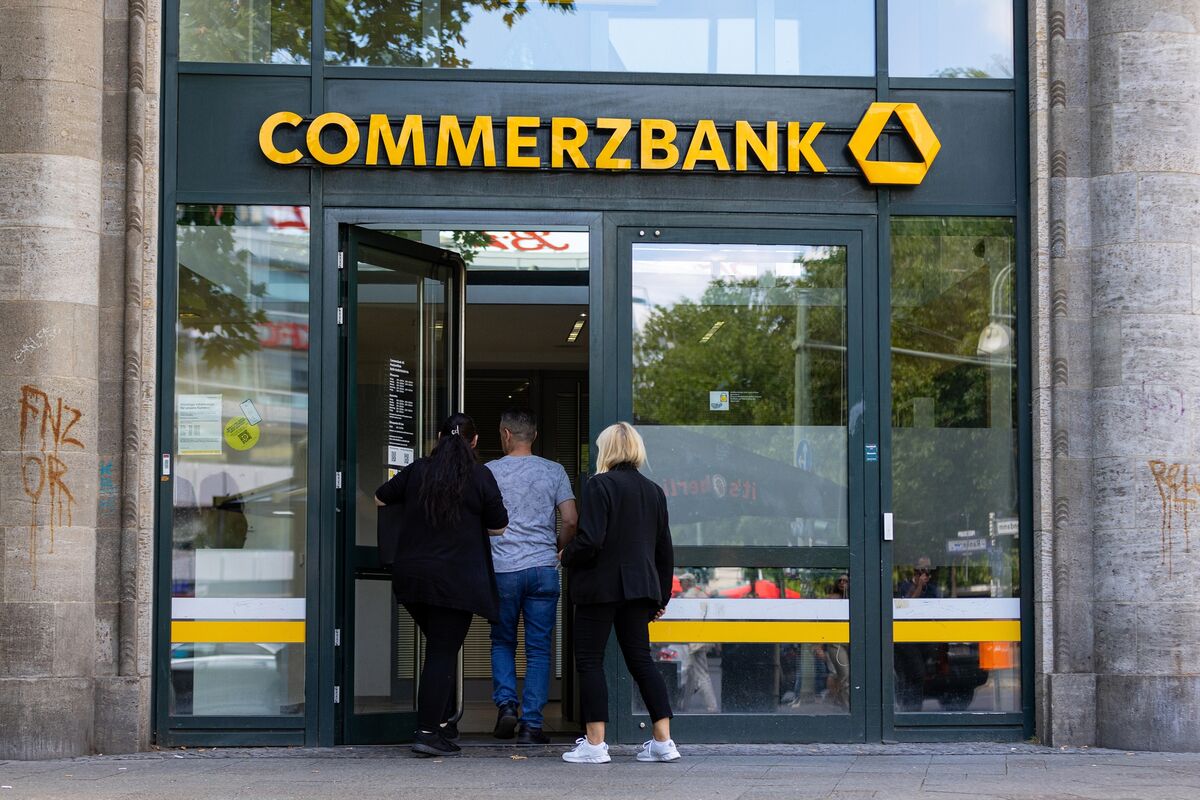 Commerzbank Preps Defense Plan Ahead of Talks With UniCredit - Bloomberg