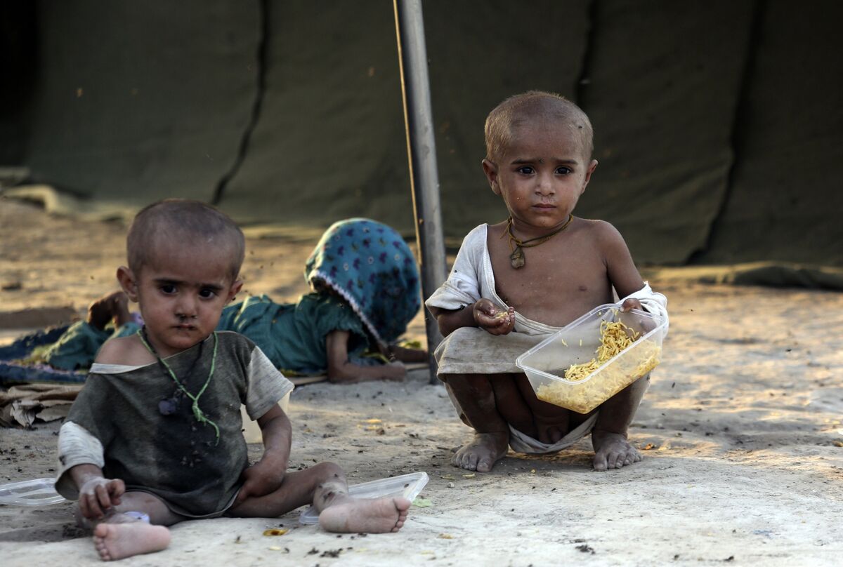 Pakistani Volunteers Search Villages to Rescue Flood Victims - Bloomberg Pakistani Volunteers Search Villages to Rescue Flood Victims - Bloomberg
