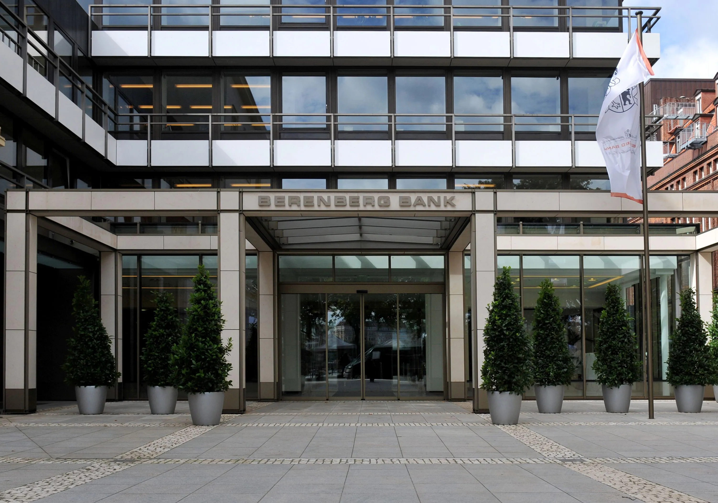 Germany's Oldest Bank Is Pushing Into U.S., Hiring Analysts - Bloomberg