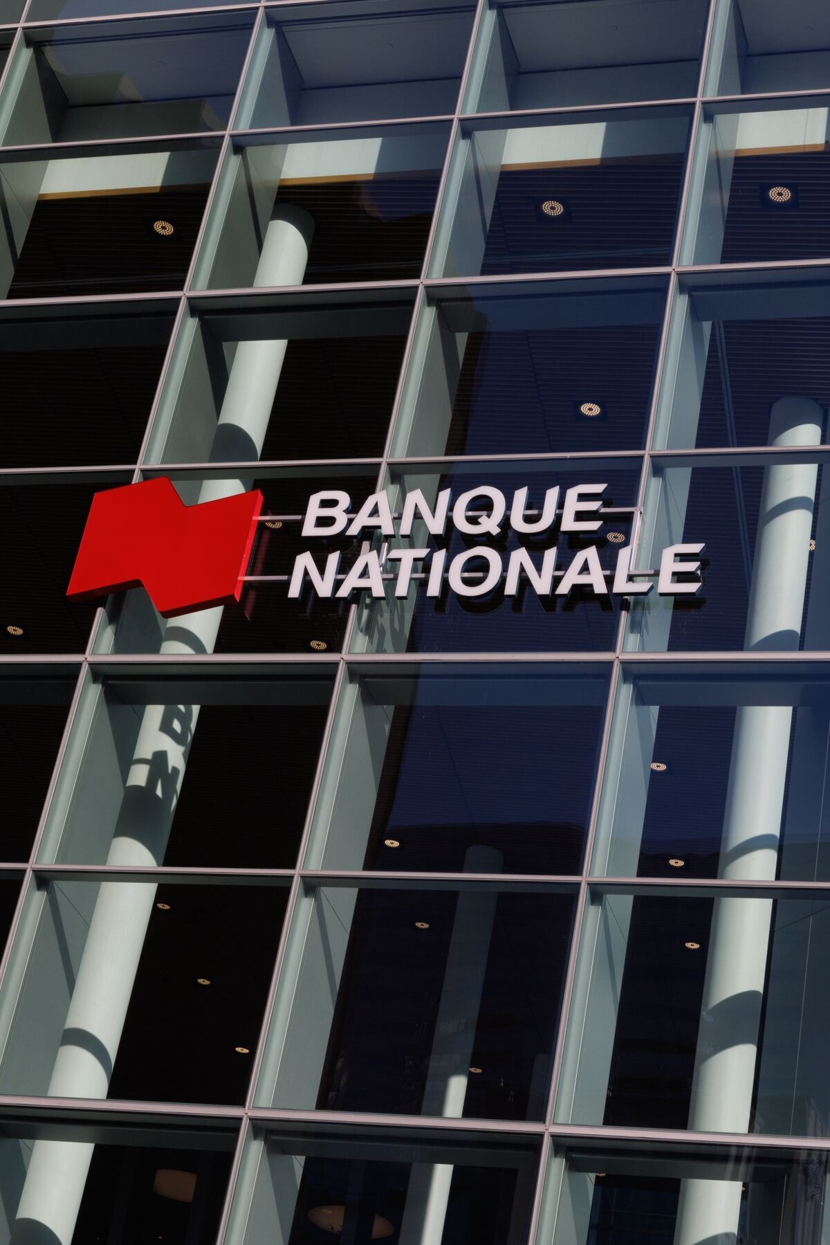 National Bank Shares Rise on Profit Beat as Canadian Banks Fall - Bloomberg