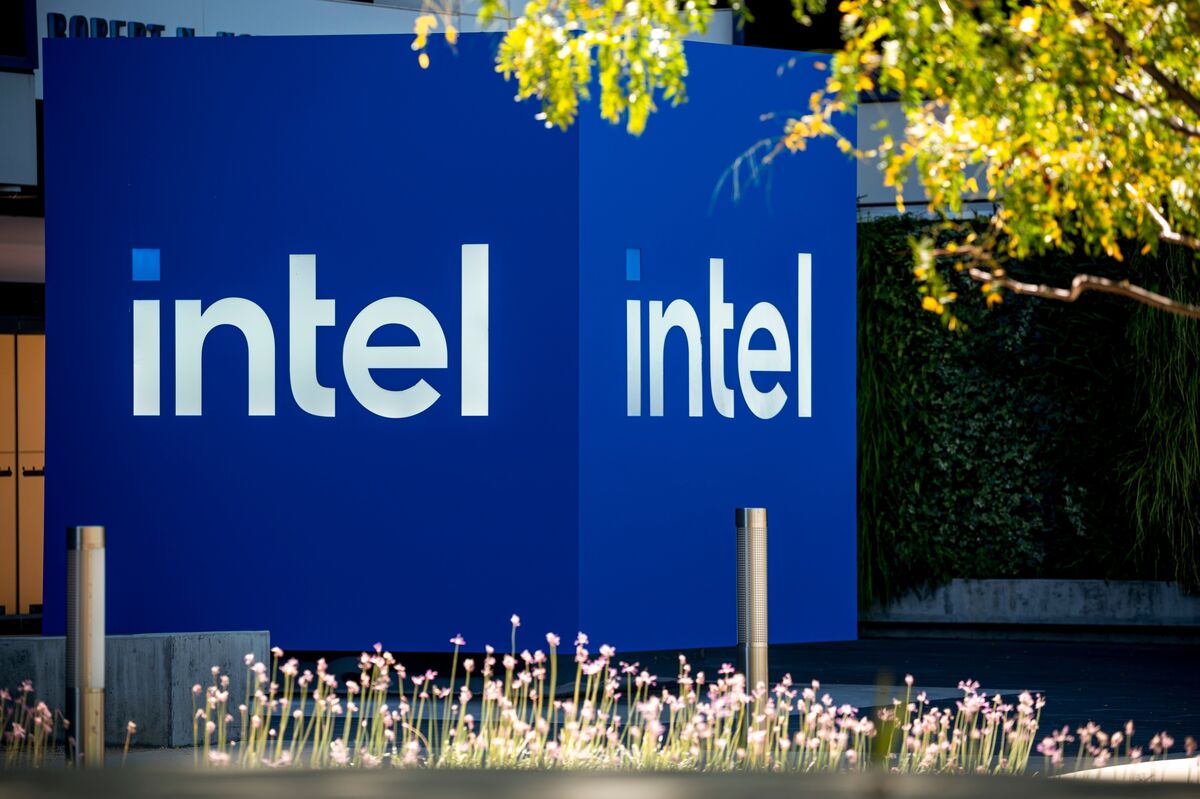 Intel Board Members Leaving as Chipmaker Looks to Add Expertise - Bloomberg