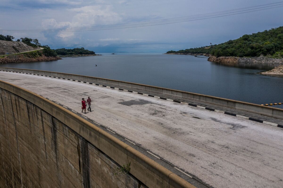 Kariba Dam Water-Level Drop Is Wake-Up Call for Zambia, Zimbabwe ...