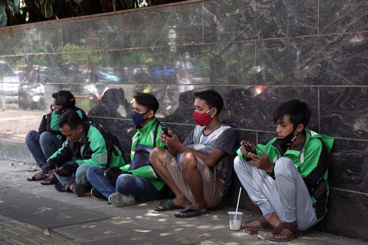 Loose Social Distancing Points to Slow Indonesian Recovery - Bloomberg