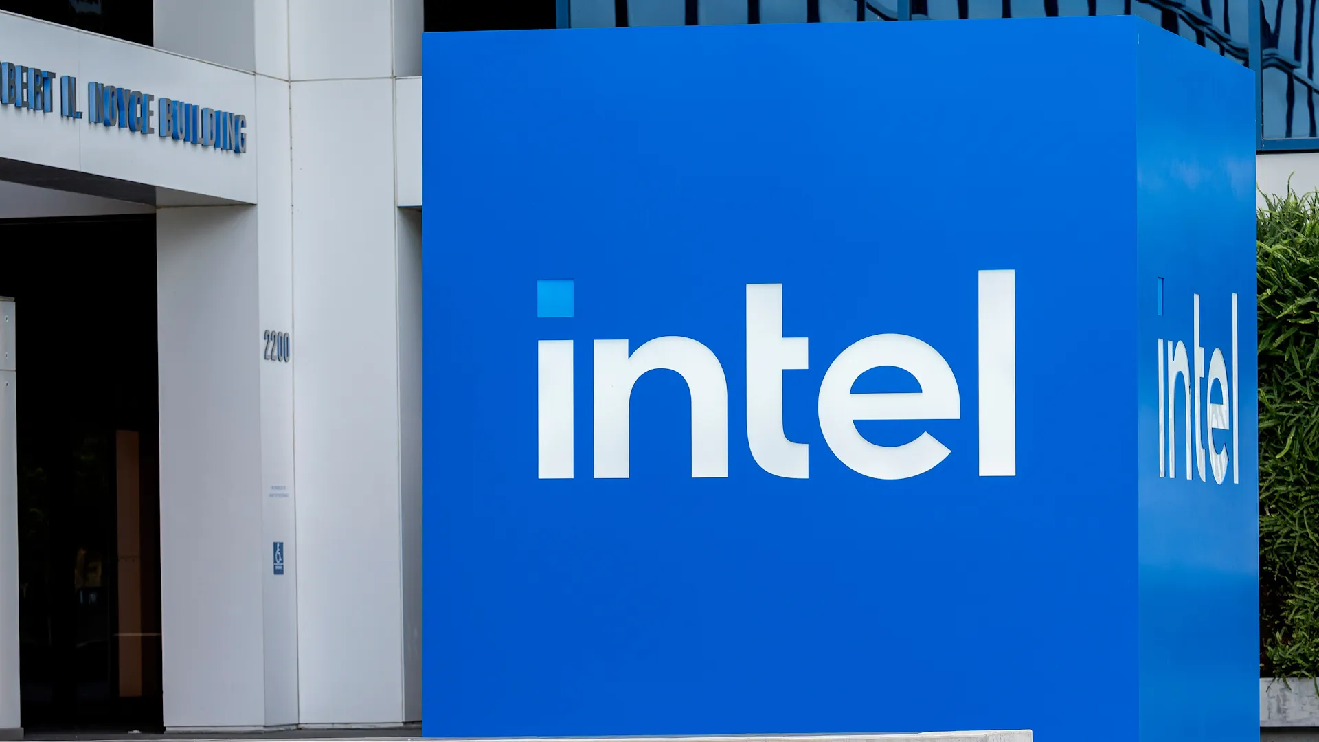 Watch Intel CEO Has Hard Task, Bokeh’s Forrest Says - Bloomberg