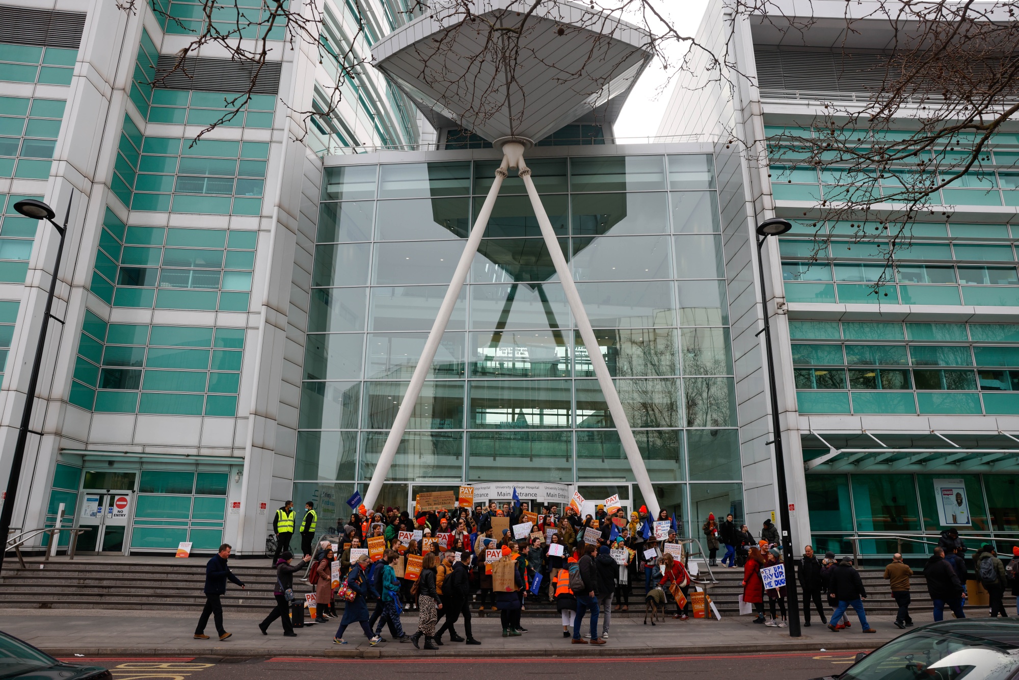 English Hospitals Can’t Guarantee Safety During Doctors’ Walkout ...
