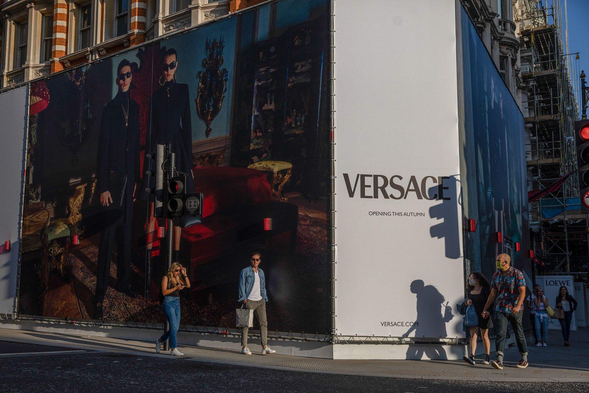 Versace Bets Future on New Signature Pattern to Revive Brand - Bloomberg