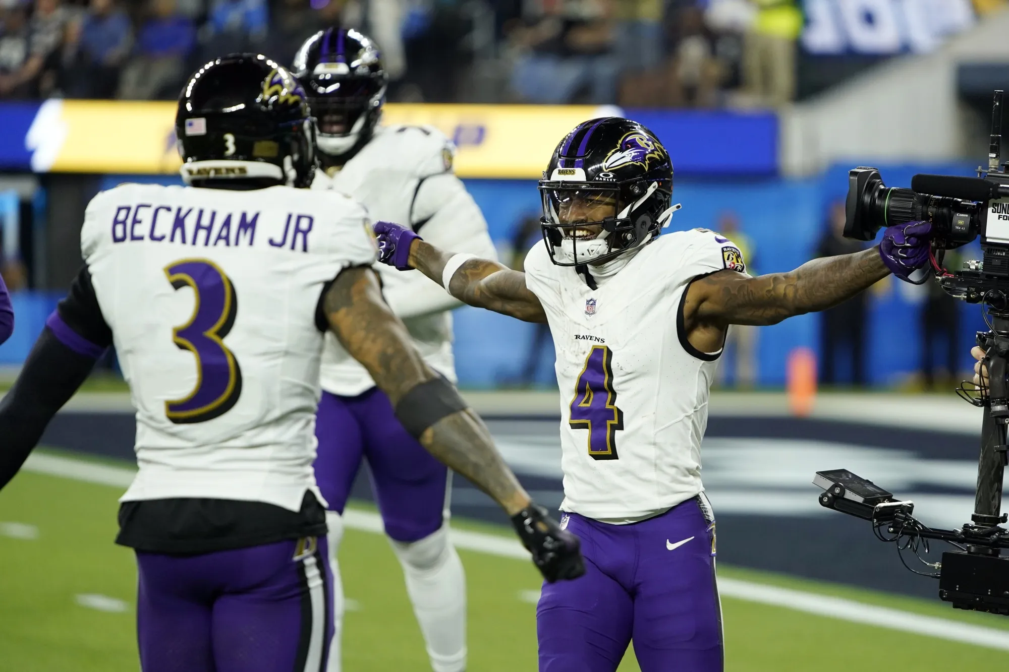 Zay Flowers catches and runs for TDs, Ravens force 4 turnovers in 20-10 ...