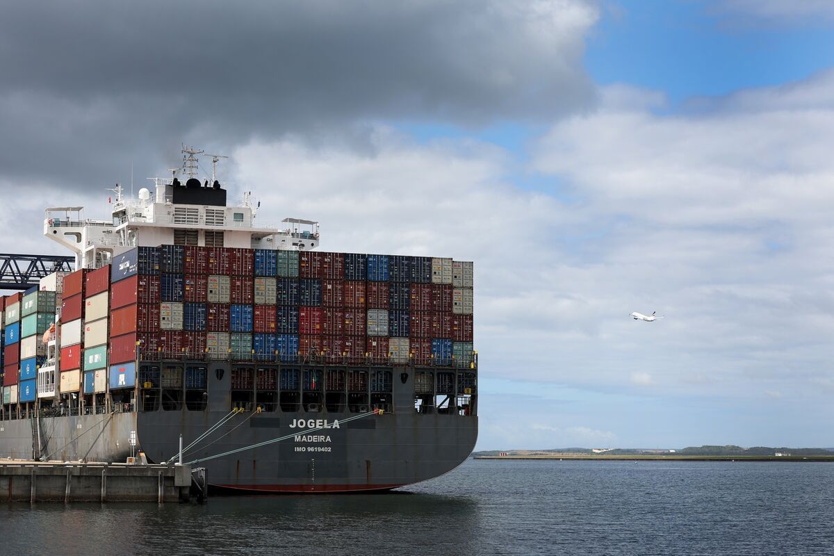 Australia’s Trade Surplus Widens on Improved Iron-Ore Exports - Bloomberg