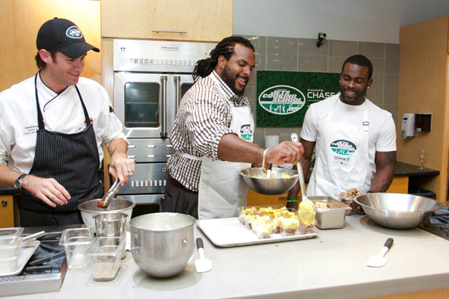 Jets Fans Meet Michael Vick at Thanksgiving Tailgate Cooking Class ...