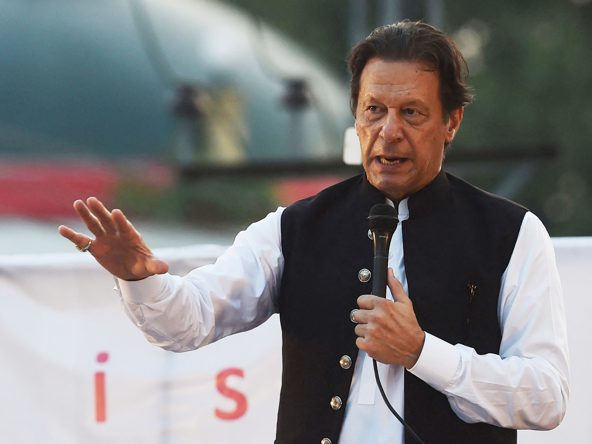 Imran Khan Dissolving Regional Assemblies to Push Pakistan Polls - Bloomberg