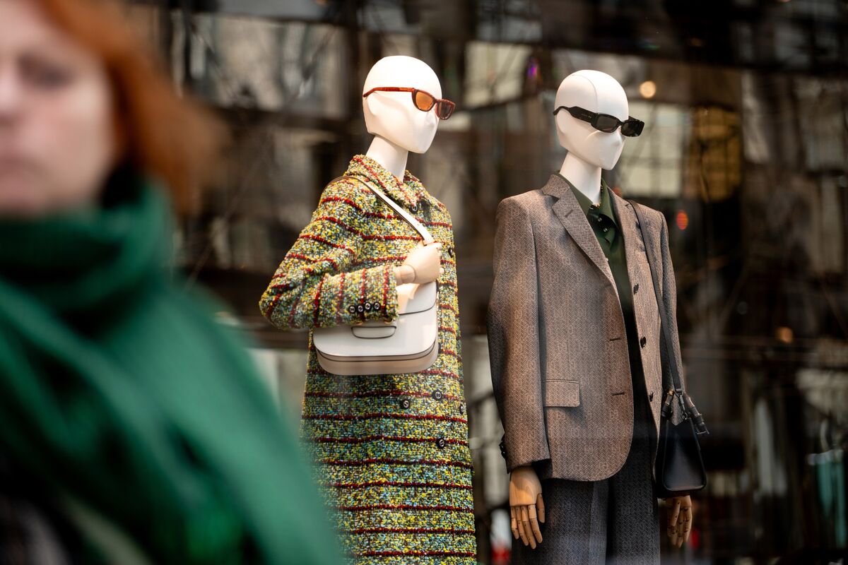 Gucci Sales Fall as Kering Seeks Turnaround Under New CEO - Bloomberg