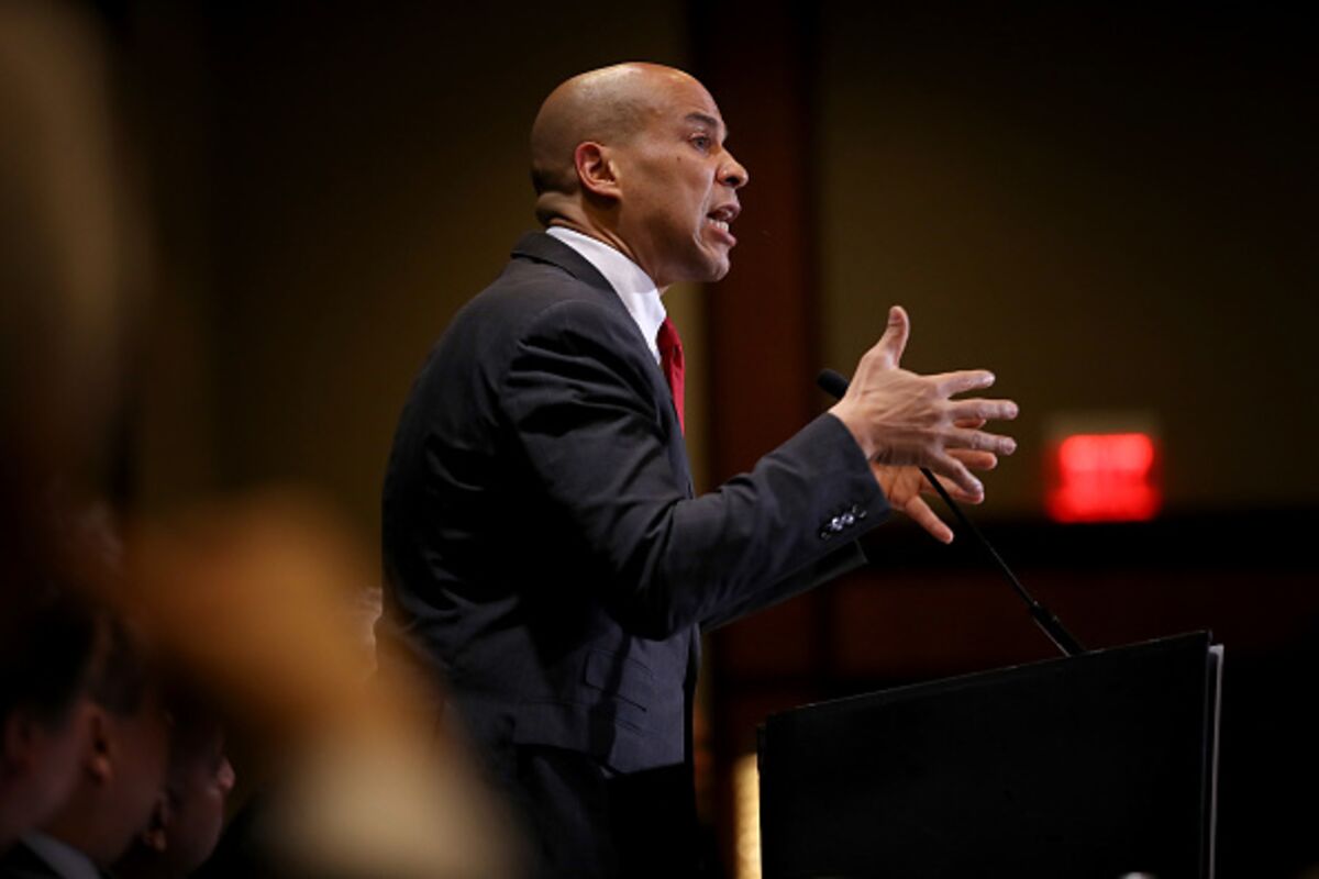 Cory Booker Gun Violence Plan Sets Standard for 2020 Democrats - Bloomberg
