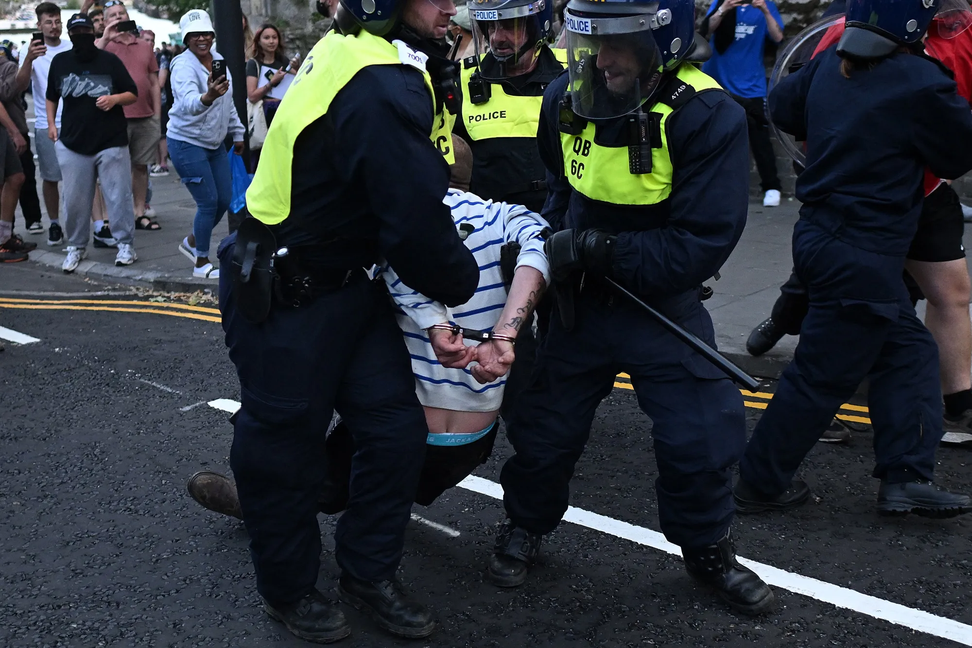 UK Takes Emergency Action to Ease Prison Crowding After Riots - Bloomberg