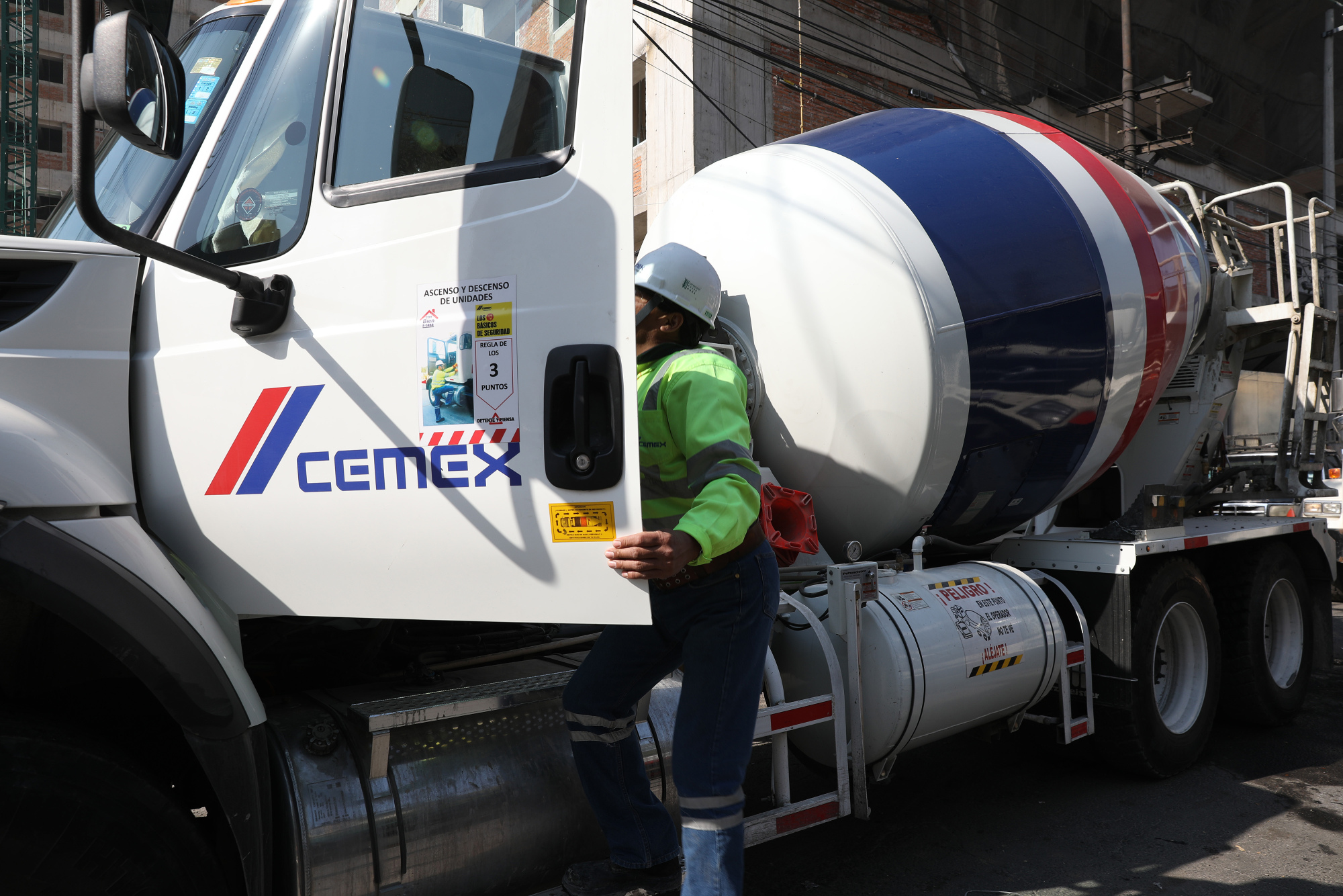 Cemex Posts Loss as Inflation, Energy Costs Take Toll - Bloomberg