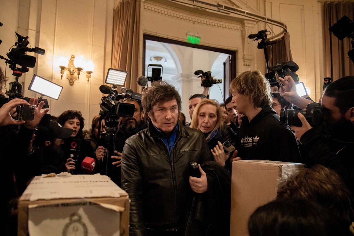 Argentina's Small Business See 20% Overnight Price Hike From Suppliers - Bloomberg