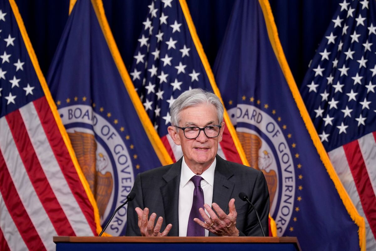Powell Revives ‘Transitory’ With Remarks on Tariff Inflation - Bloomberg