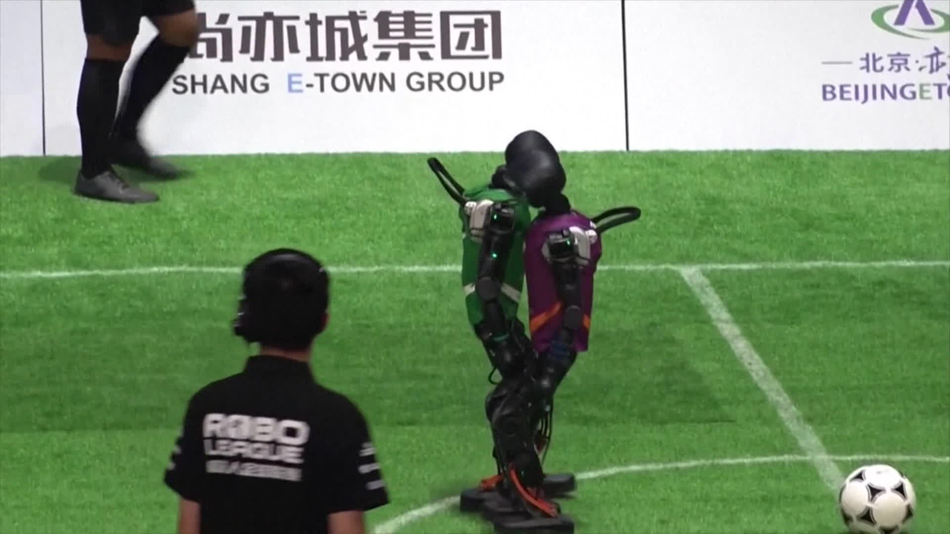 Watch Humanoid Robots Play Soccer Badly in Beijing - Bloomberg
