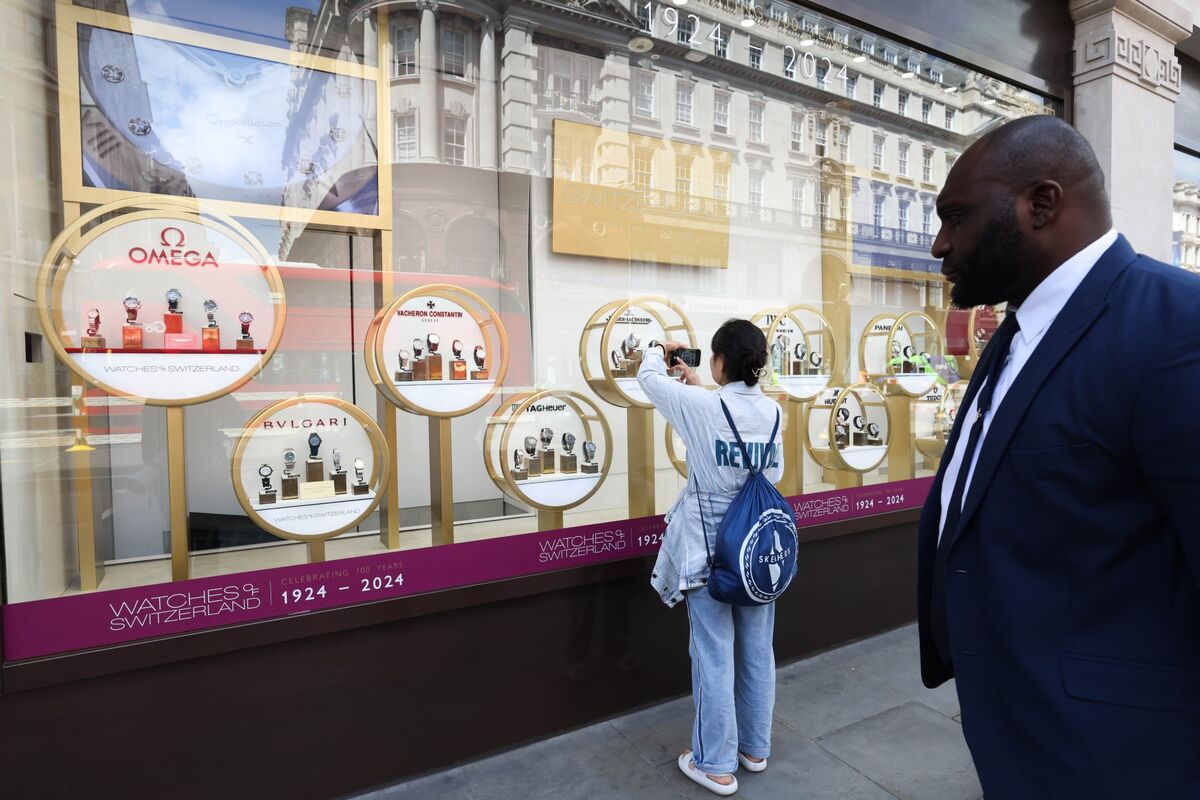 UK Rolex Dealer Buys Watch Site Backed by LVMH, Tom Brady - Bloomberg