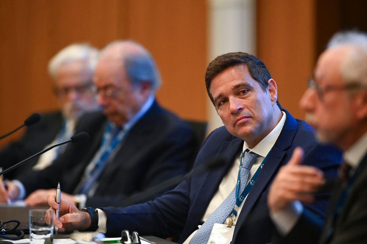 Brazil Analysts Lift Interest Rate Forecast - Bloomberg