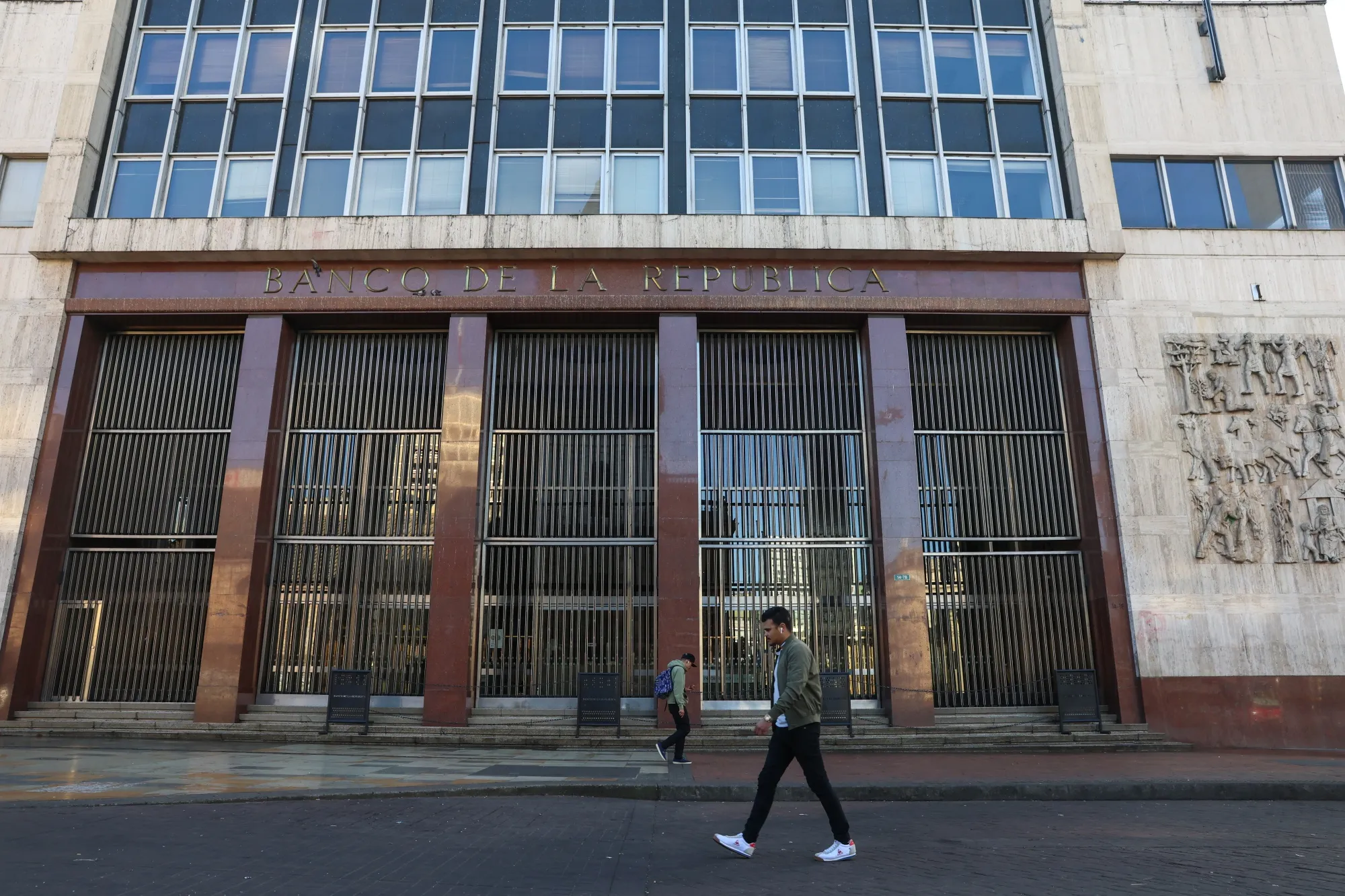 Salida de ministro Hacienda Colombia presiona a banco central a ...