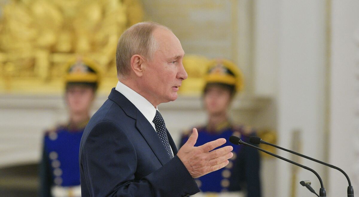 Putin to Self-Isolate After Covid-19 Outbreak in Kremlin - Bloomberg