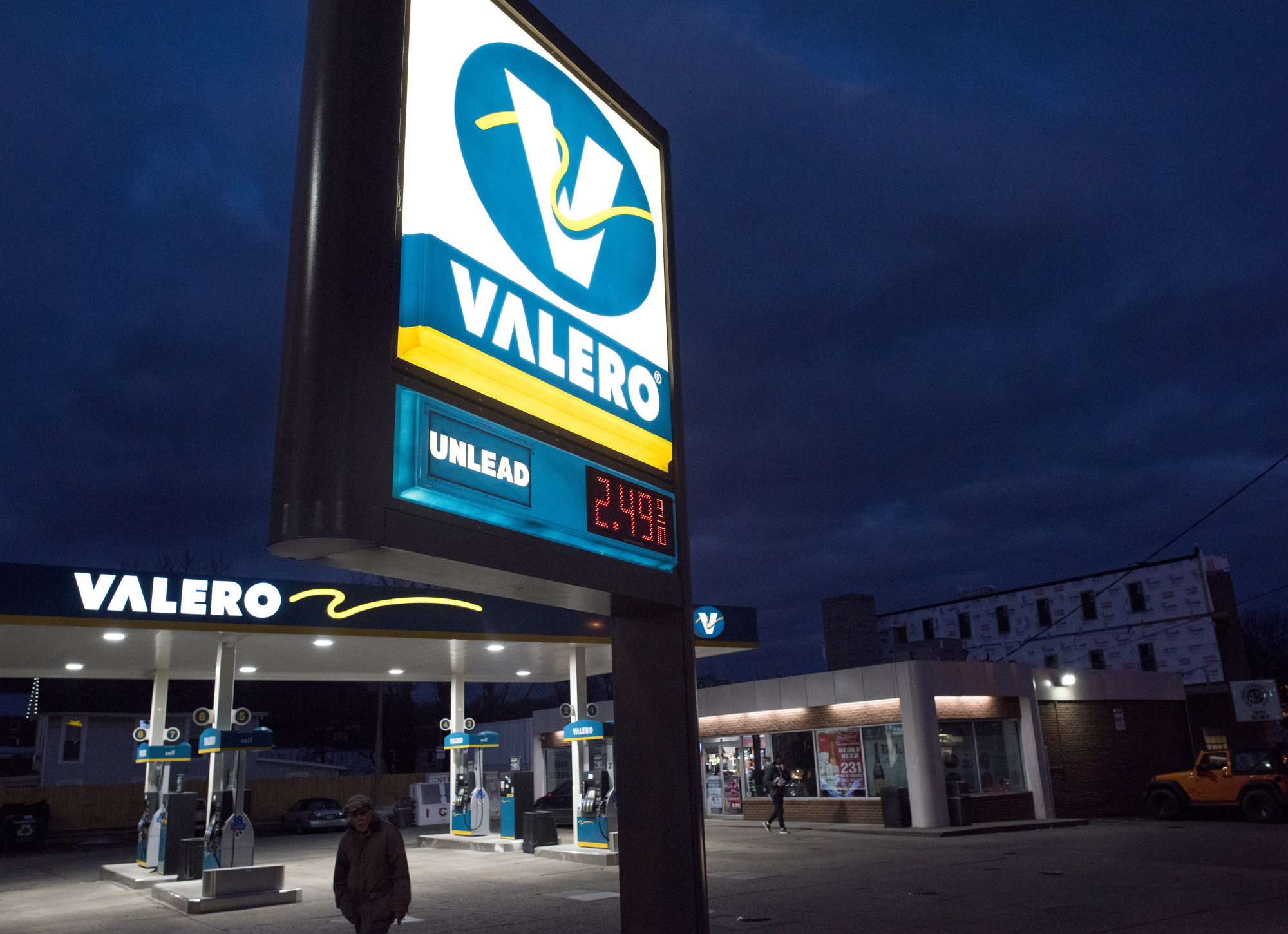 Valero Has `Holes' in Supply Plan as Venezuelan Sanctions Bite - Bloomberg