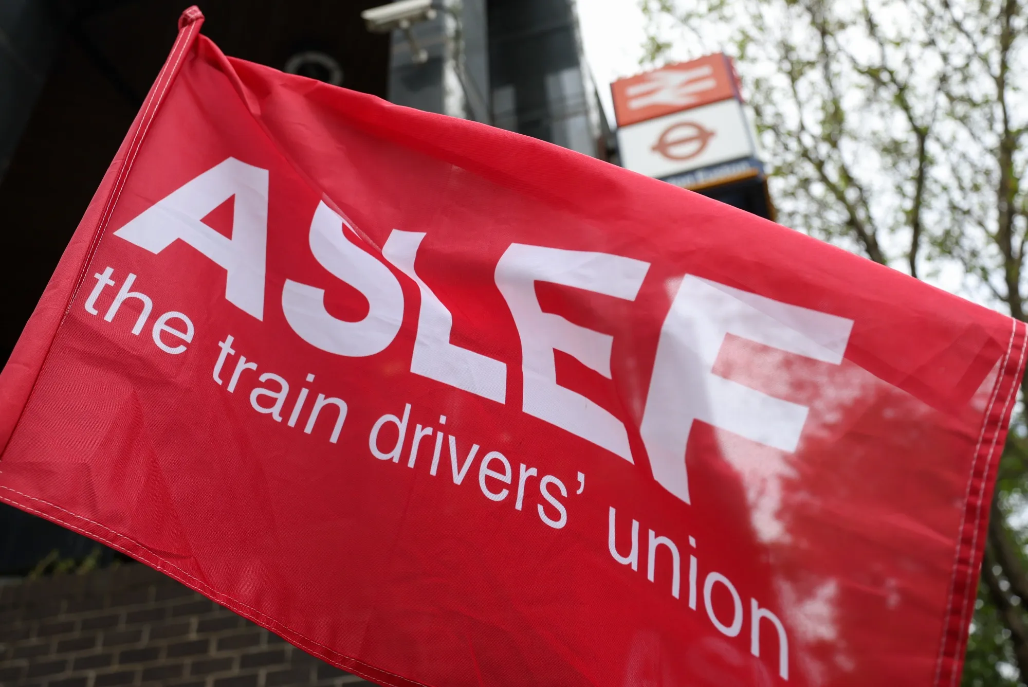UK Train Drivers to Strike Again in December - Bloomberg