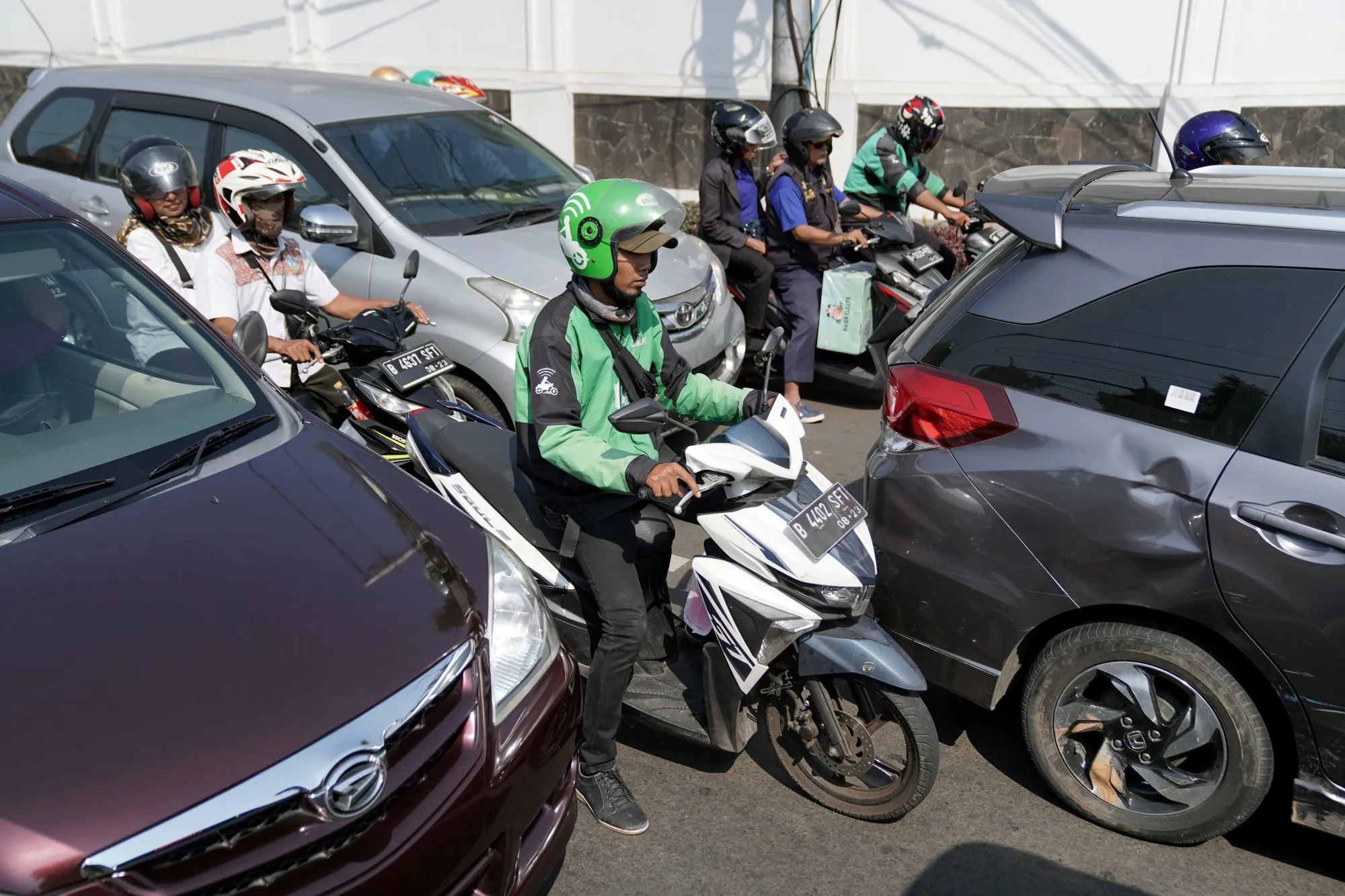 Ride-Hailing Giant Gojek Raises $1.2 Billion for Grab Clash - Bloomberg