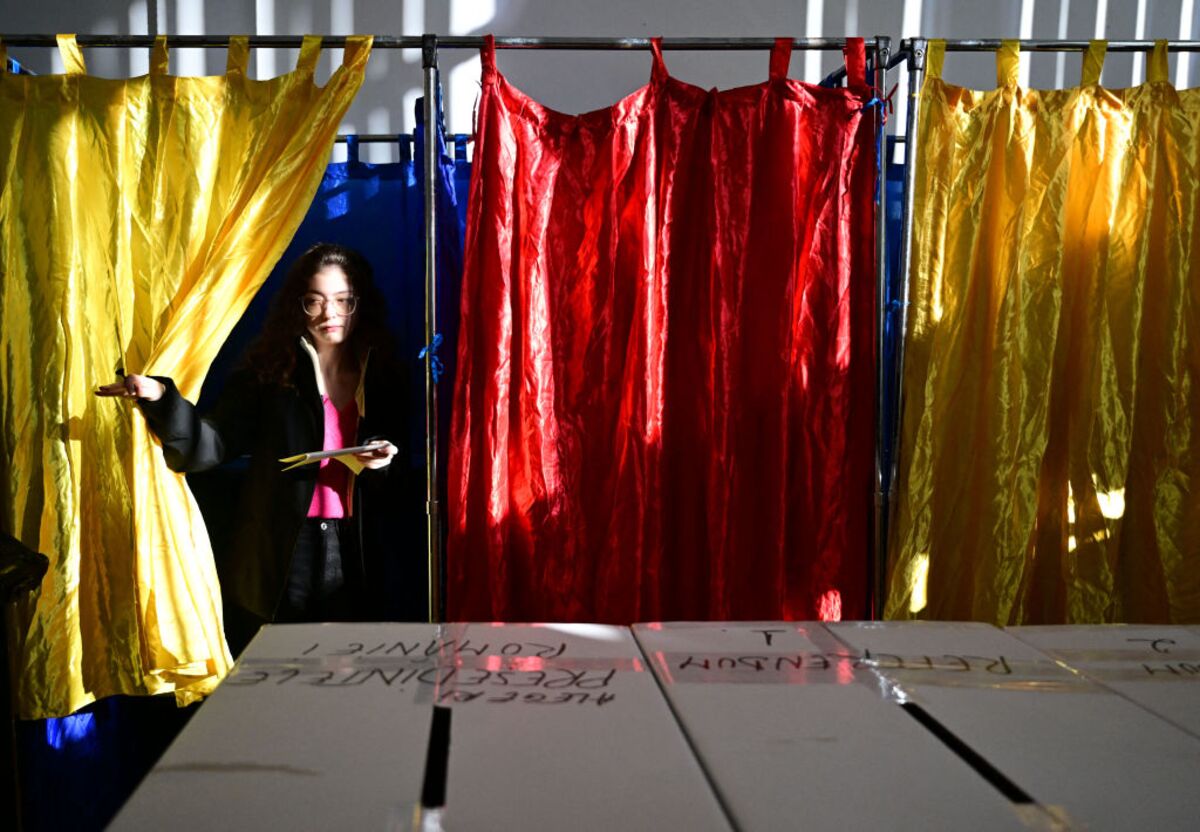 Romanian Top Court Orders a Recount in Presidential Election - Bloomberg Romanian Top Court Orders a Recount in Presidential Election - Bloomberg