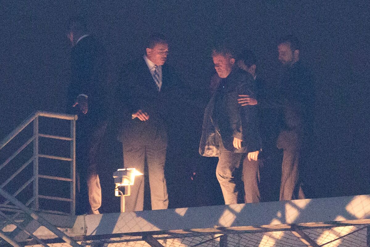 Brazil's Lula Surrenders to Begin Prison Sentence, End Standoff - Bloomberg